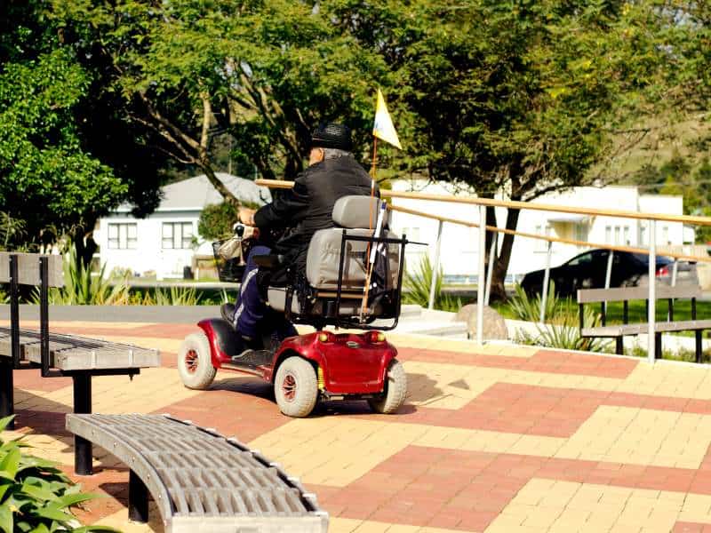 האם כדאי להחנות קלנועית בחניון או ברחוב? - רכבי אמירים